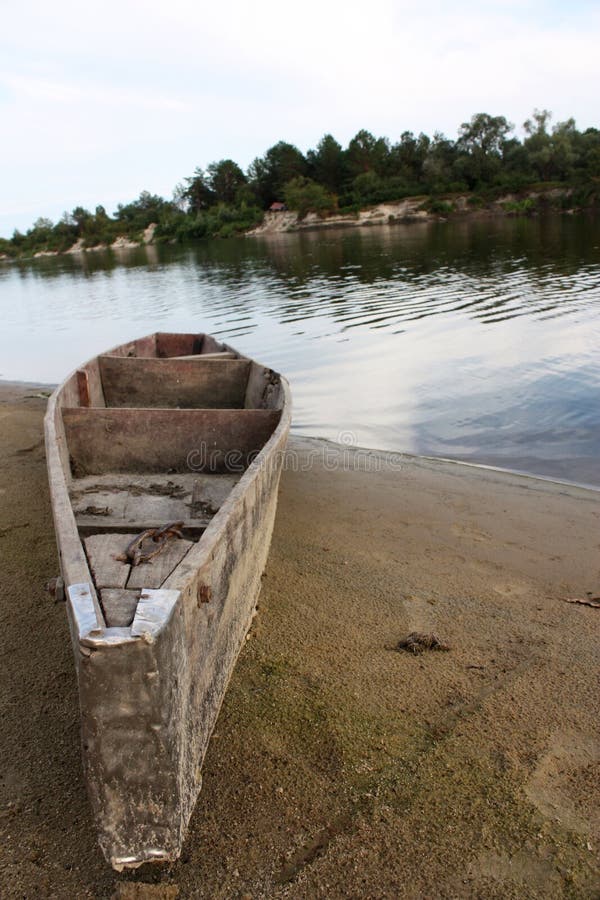 Barco De Madeira Velho Na Costa Do Rio Foto de Stock - Imagem de nave ...