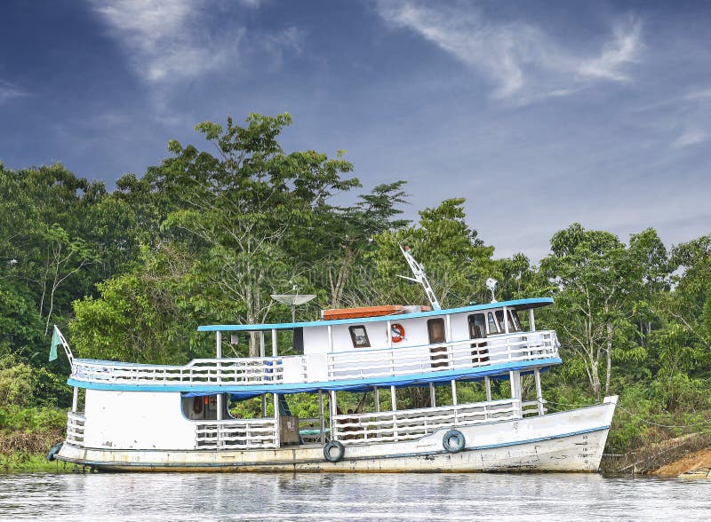 Barco De Madera En El Río Amazonas, El Brasil. Imagen de archivo ...