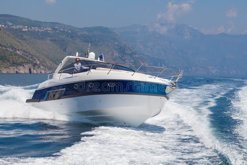 Barco de motor imagen de archivo editorial. Imagen de lifestyles - 49507864