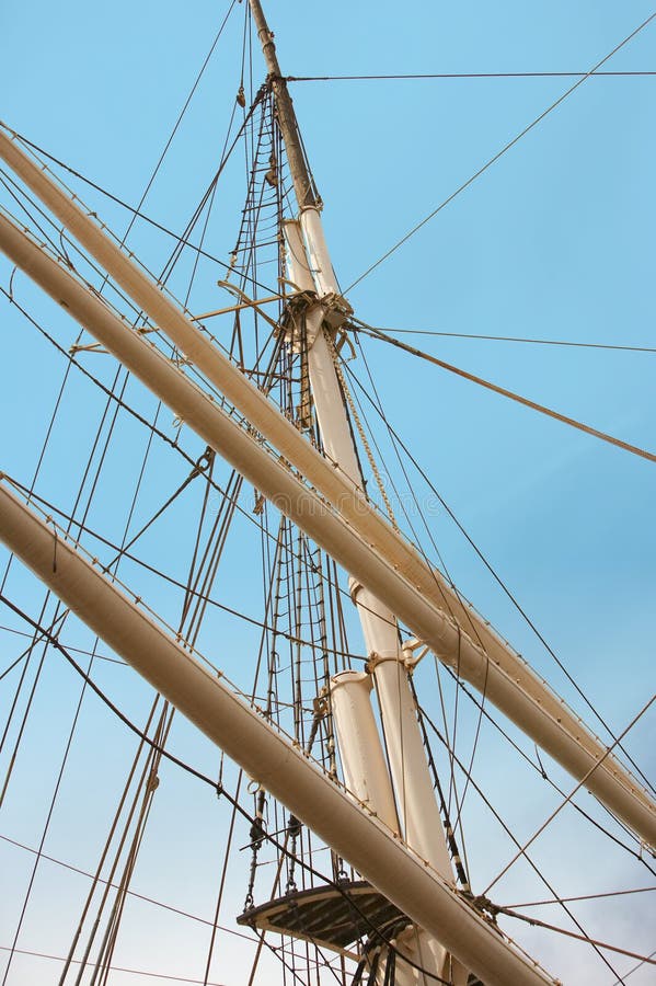 Aparejo Del Barco De Vela: Líneas Y Poleas Foto de archivo - Imagen de ...