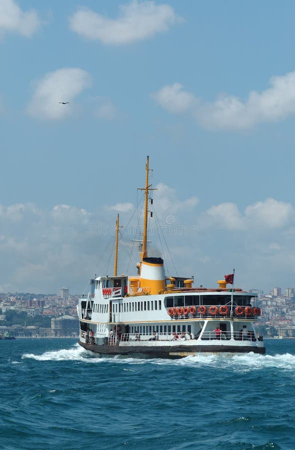 Barco De Passageiro No Bosphorus, Istambul, Turquia Foto de Stock ...