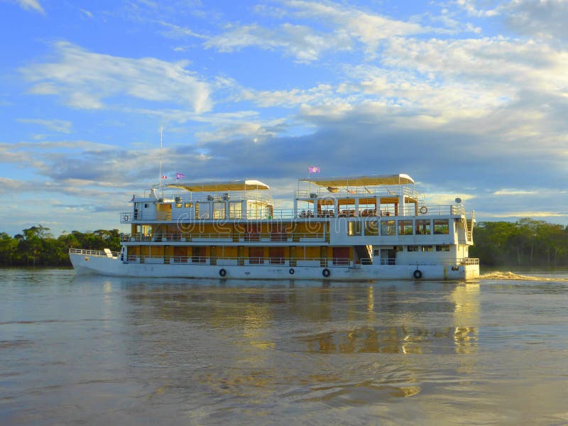 Barco De Passageiro Que Cruza As Amazonas Do Rio Imagem Editorial ...