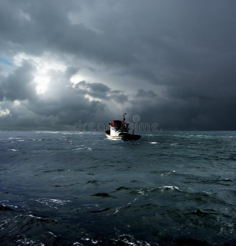 Tormenta, Lluvia Y Un Barco De Pesca. Foto de archivo - Imagen de ...