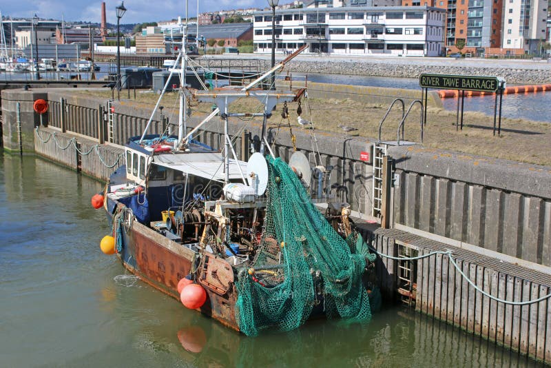 Barco de pesca com redes foto editorial. Imagem de barcos - 104617271