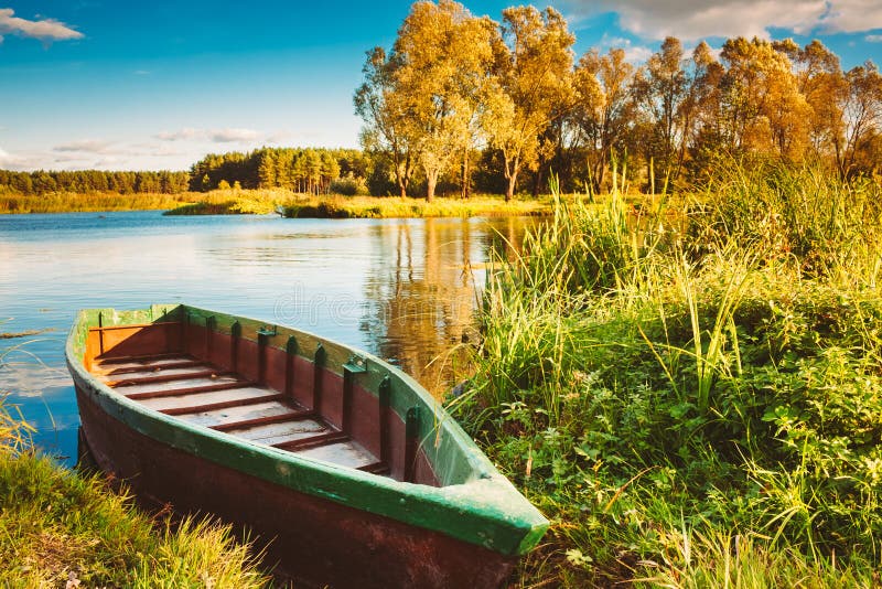 Barco De Pesca De Madeira Velho No Rio Foto de Stock - Imagem de ...