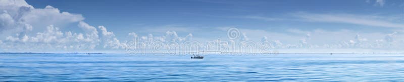 Barco De Pesca Delante De La Sol Skyway Foto de archivo - Imagen de ...