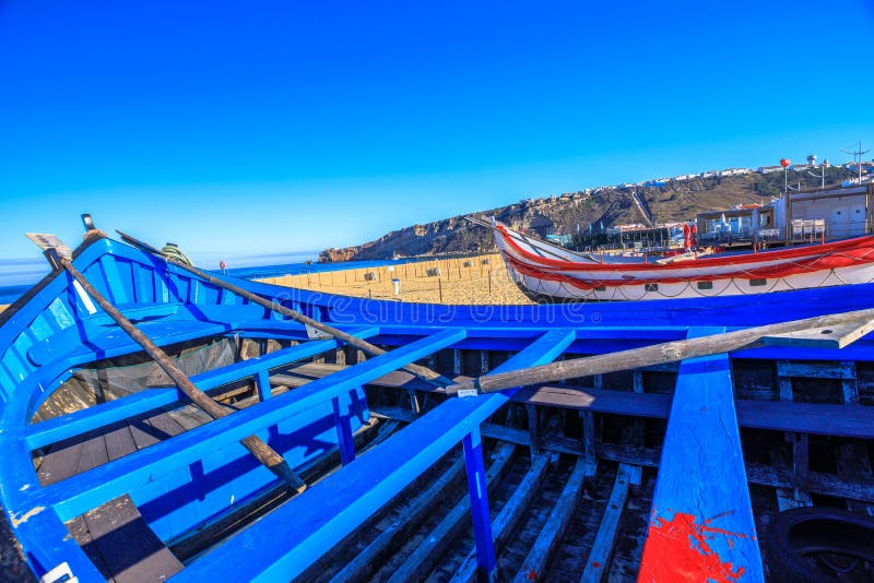 Barco de pesca de Nazare fotografia editorial. Imagem de férias - 103140777