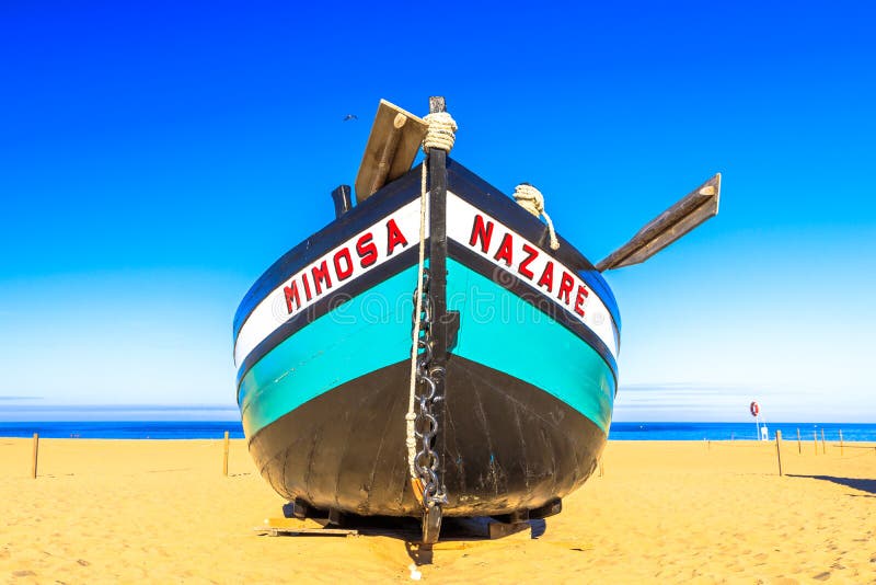 Barco de pesca de Nazare foto editorial. Imagem de velho - 103140996