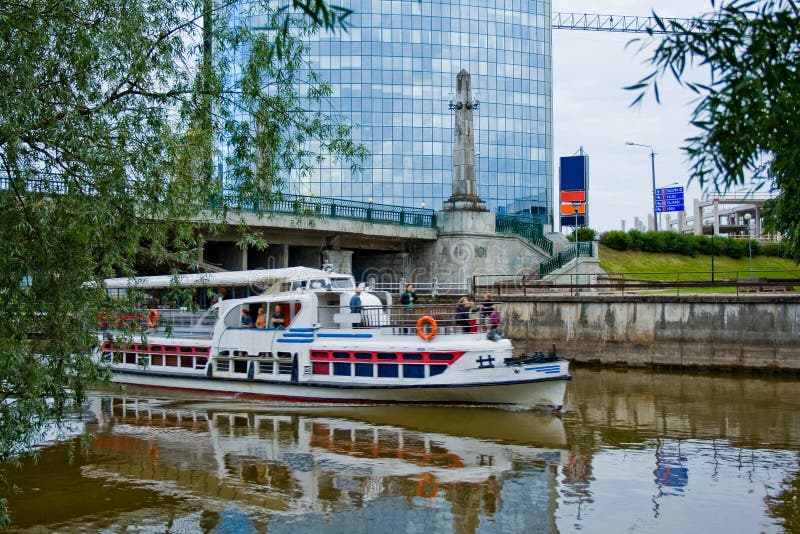 Barco de rio imagem de stock. Imagem de barco, cruzeiro - 2744369