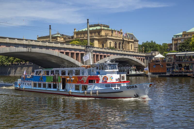 Barco De Rio Do Cruzeiro Com Turistas Imagem Editorial - Imagem de ...