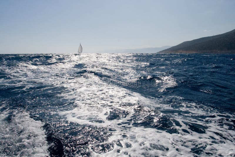 Barco De Vela En El Mar Agitado Imagen de archivo - Imagen de agua ...
