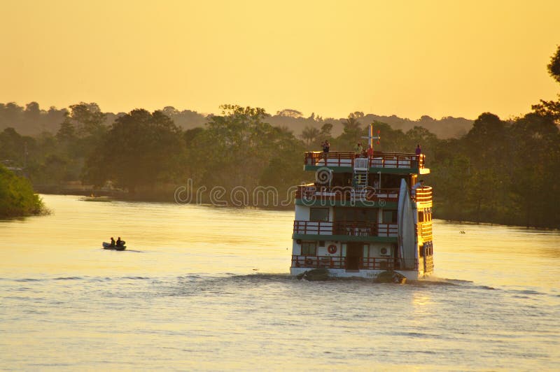 Barco De Passageiro Que Cruza As Amazonas Do Rio Imagem Editorial ...