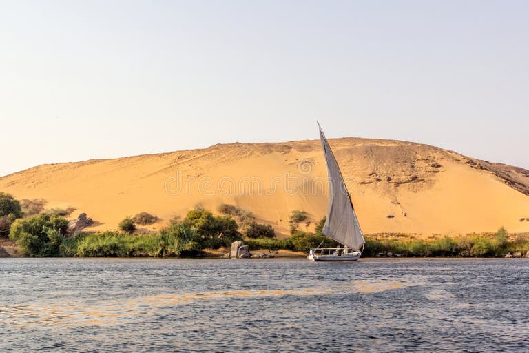 Barco e duna do Nilo foto de stock. Imagem de nilo, palma - 58411646