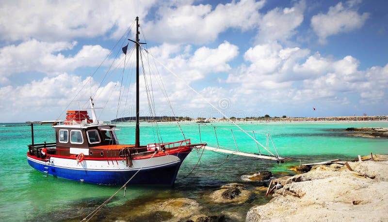 Barco e praia na Creta imagem de stock. Imagem de cenas - 87095511