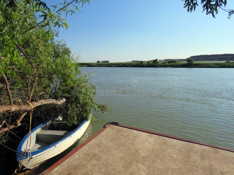 Barco em um rio imagem de stock. Imagem de paisagem - 108256359