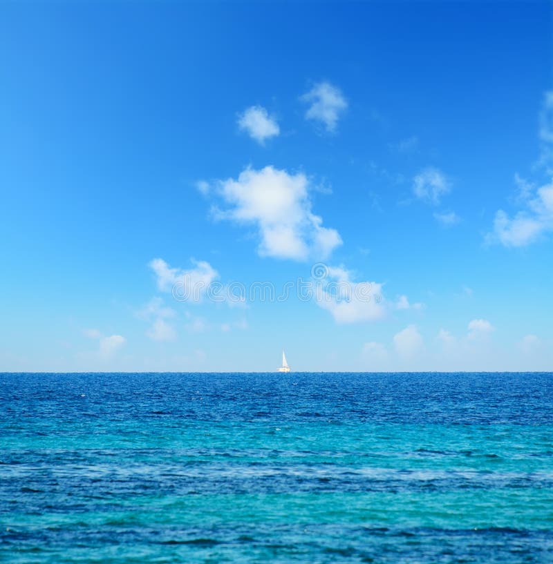 Barco En El Horizonte Con Efecto Del Espejismo Imagen de archivo ...