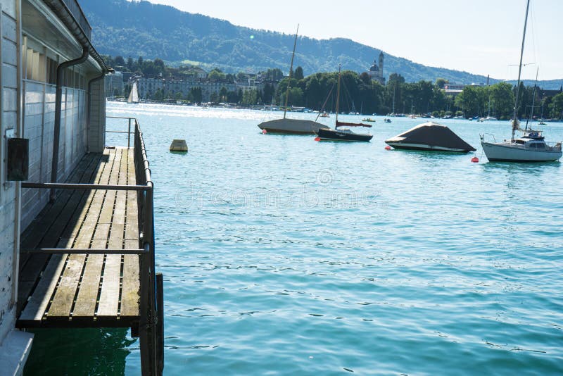 Lago Zurich Con Los Edificios De La Ciudad, Los Barcos Y Agua Azul Foto ...
