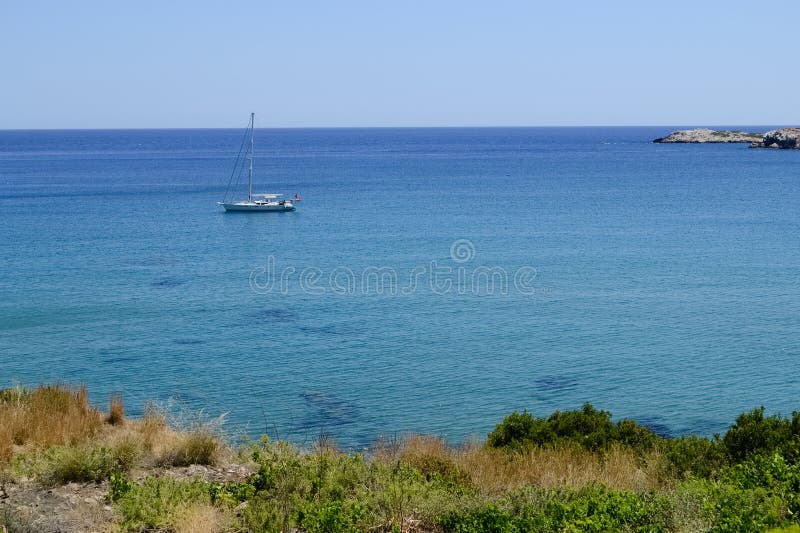 Barco en el mar. creta imagen de archivo. Imagen de grecia - 174600133