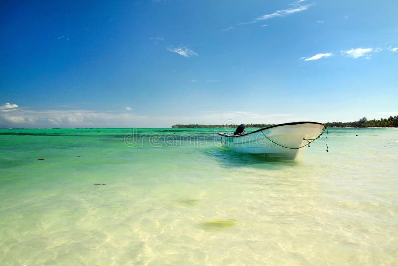 Barco en el mar Caribe foto de archivo. Imagen de caribe - 21173574
