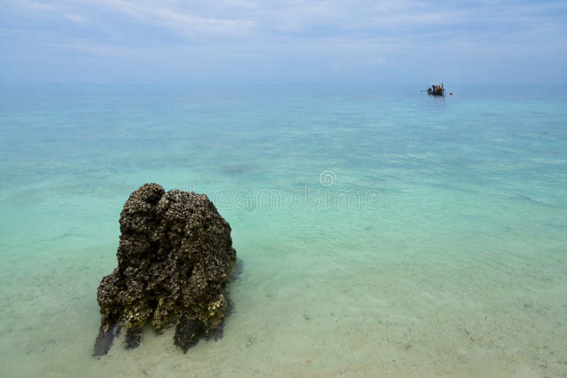 Barco en el mar sin fin foto de archivo. Imagen de azul - 19606016