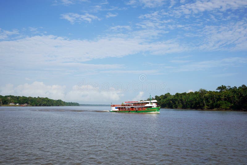 Barco En El Río Del Amazonas Foto de archivo - Imagen de isla, hierba ...