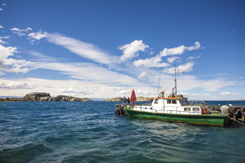 Barco En General Carrera Lake En Chile Chico. Imagen de archivo ...