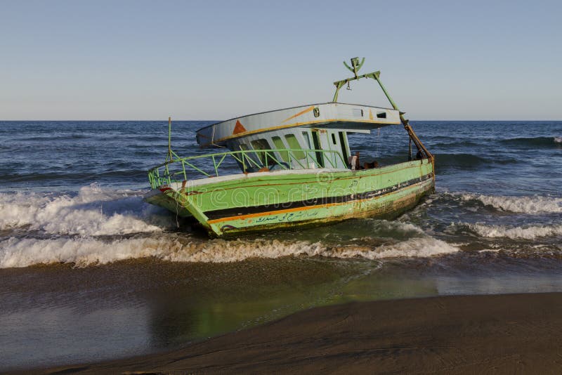 Barco en la orilla imagen de archivo. Imagen de tragado - 37978599
