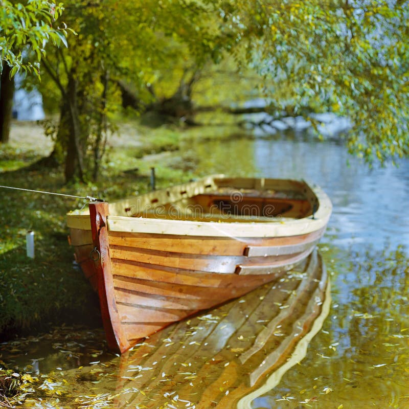 Barco en la orilla del río foto de archivo. Imagen de lago - 12769052