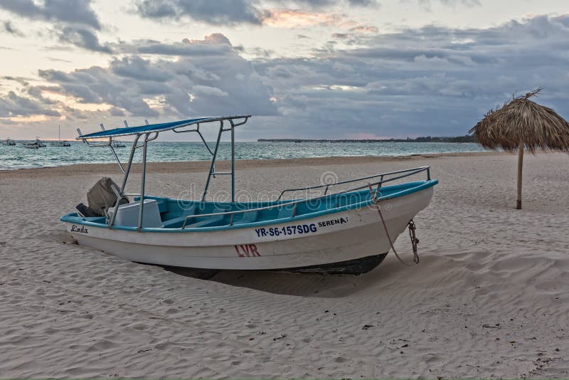 Barco en la playa fotografía editorial. Imagen de barco - 116992917