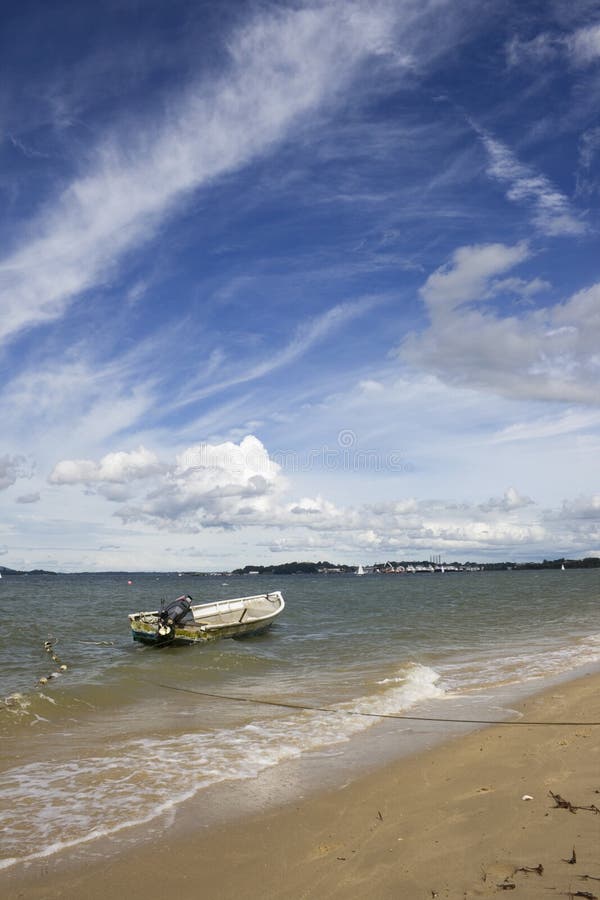 Barco en la playa foto de archivo. Imagen de arena, verano - 12010738