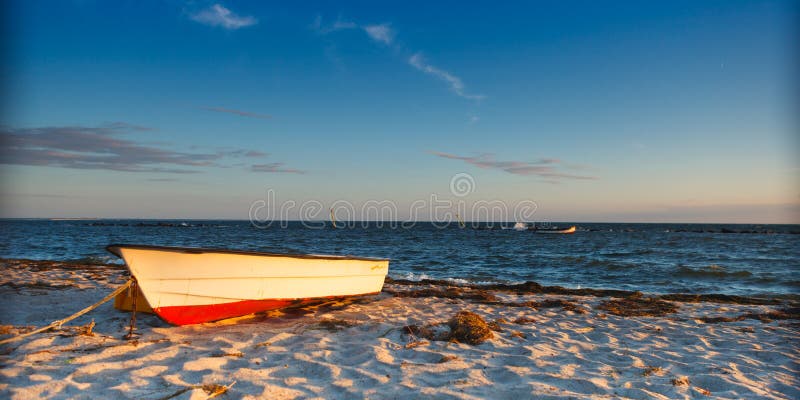 Barco en la playa foto de archivo. Imagen de fondo, pomerania - 124361430