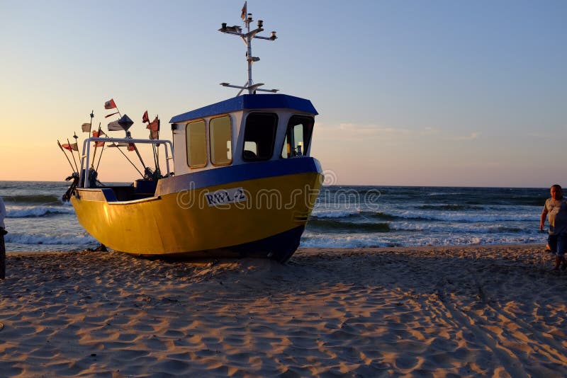 Barco en la playa imagen de archivo editorial. Imagen de playa - 164279269