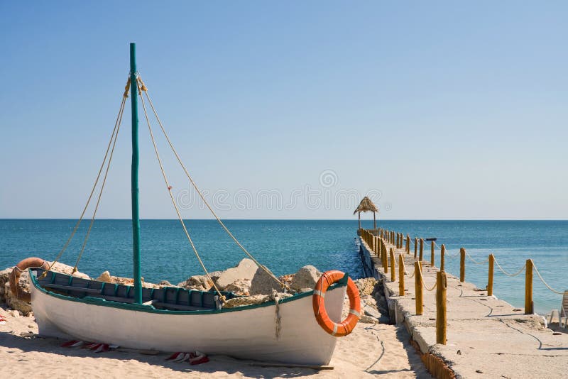 Barco en la playa imagen de archivo. Imagen de nave, playa - 33090959