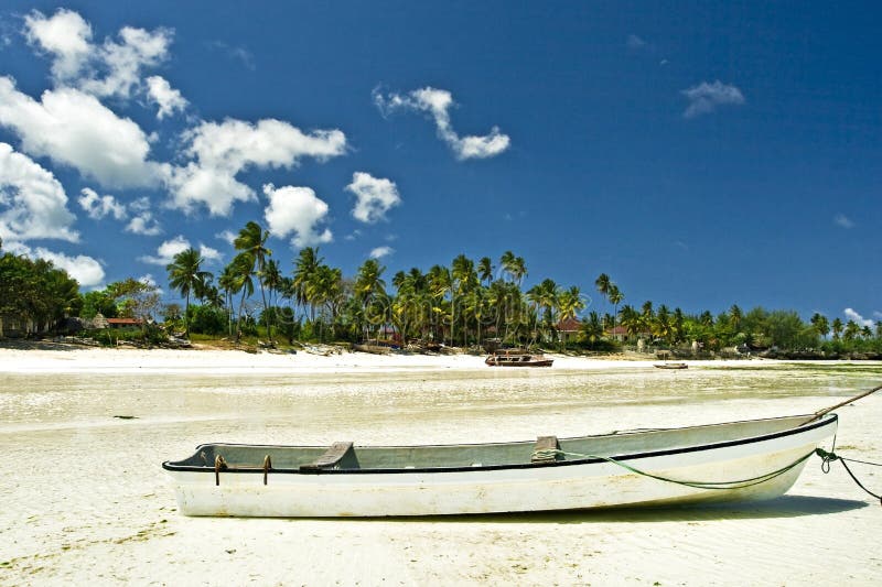 Barco en la playa imagen de archivo. Imagen de placer - 7031383