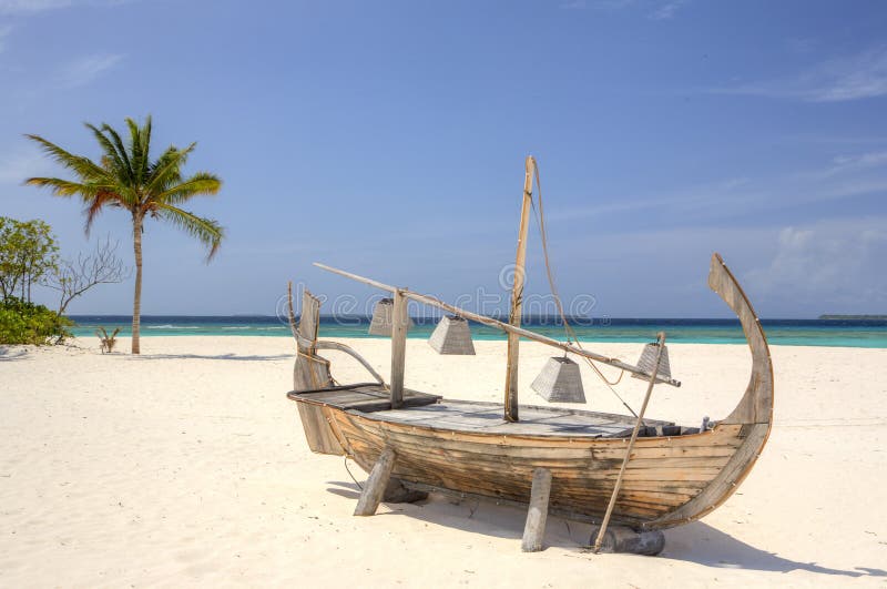 Barco En La Playa Blanca Tropical Foto de archivo - Imagen de maldivas ...