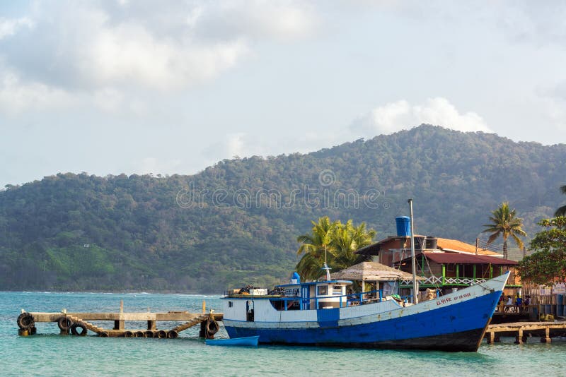 Barco en un puerto foto de archivo editorial. Imagen de barcos - 39444658