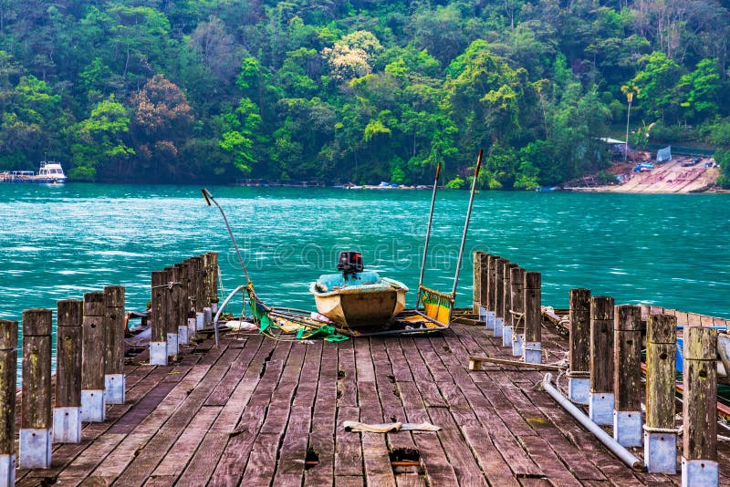 Balsa Y Barcos De Madera En Un Lago Imagen de archivo - Imagen de barco ...