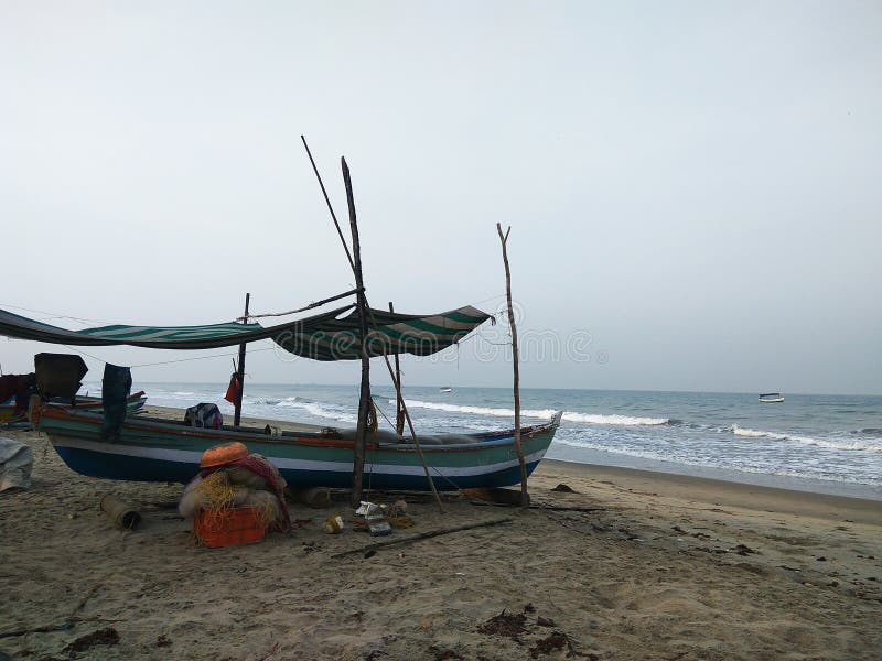 Barco en una playa imagen de archivo. Imagen de arena - 98661075