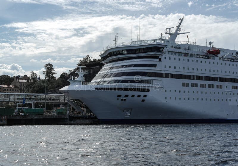 Barco Grande En Un Puerto De Una Ciudad Foto de archivo - Imagen de ...
