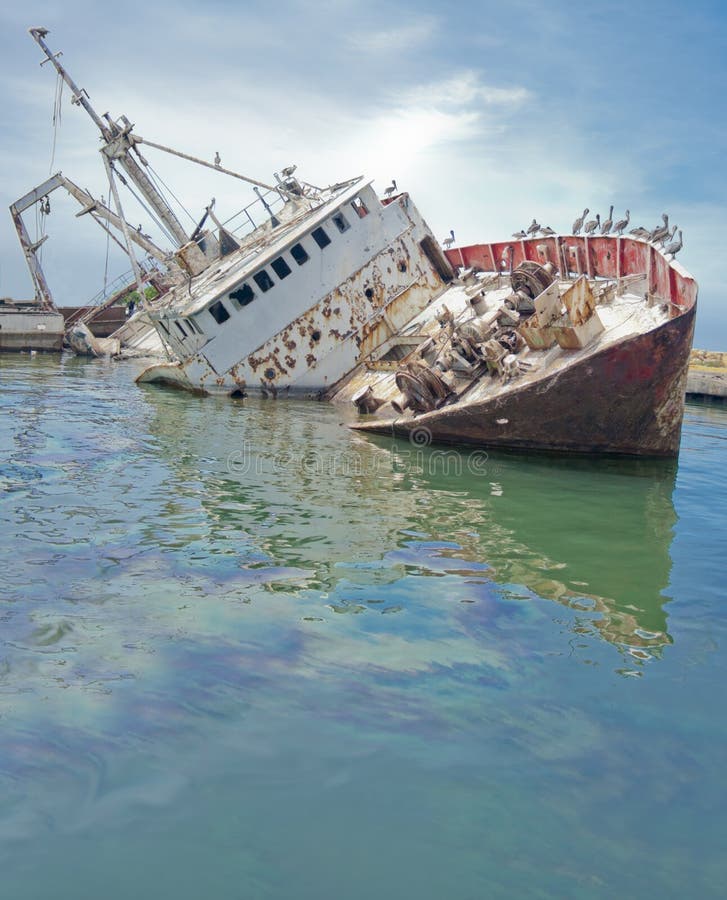 Barco hundido en el muelle imagen de archivo. Imagen de nave - 31642803