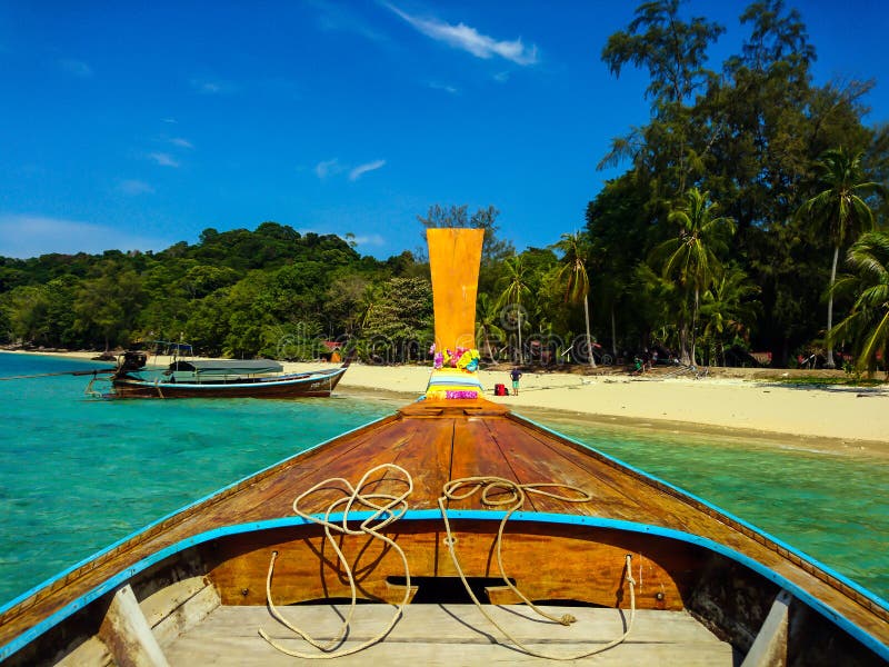 Barco a La Playa De La Isla De Koh Bulone, Satun Imagen editorial ...