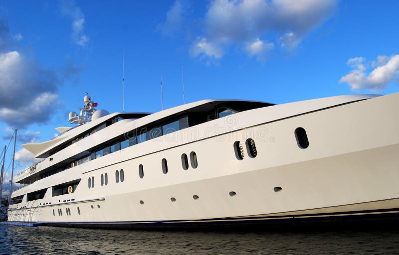 Cruzeiro moderno do barco foto de stock. Imagem de estação - 25742716