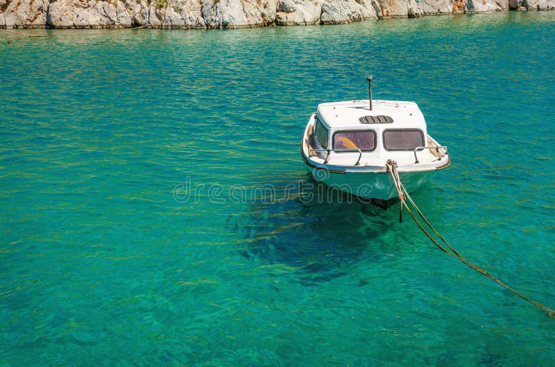 Barco a Motor Vazio Que Deriva Em Ondas Em Bali, Creta Imagem de Stock ...