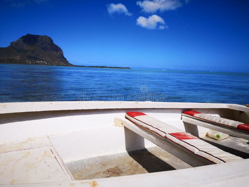 Barco a motor vazio imagem de stock. Imagem de montanha - 175088367