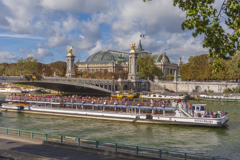 Barco Mouche, Paris imagem de stock editorial. Imagem de cerco - 28720984