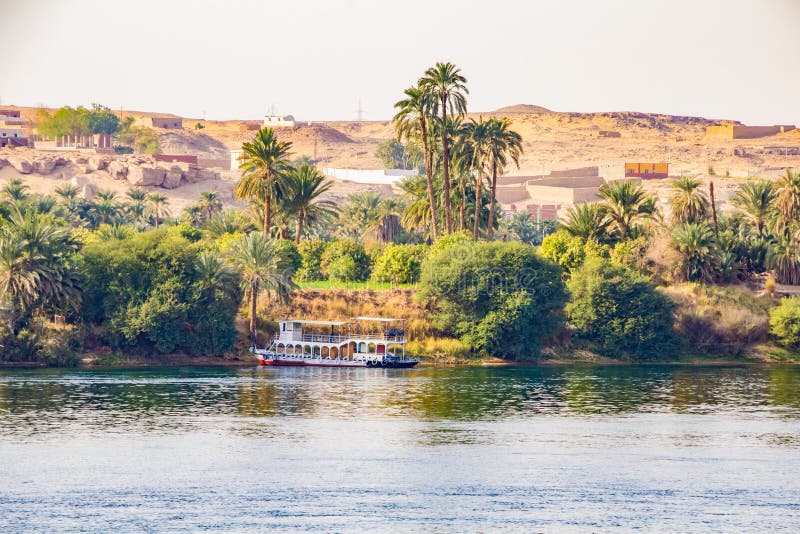 Barco Na Margem Do Rio Nilo Imagem de Stock - Imagem de turismo, lago ...
