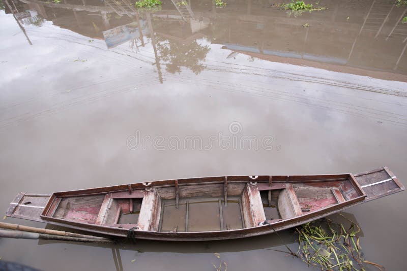 Barco no rio foto de stock. Imagem de barco, porto, férias - 106587694