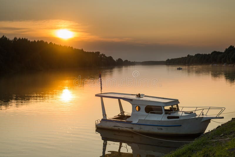 Barco no rio foto de stock. Imagem de silhueta, lago - 64401512