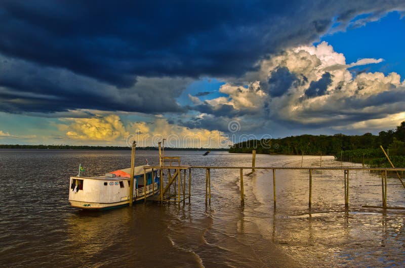 Barco no Rio Amazonas foto de stock. Imagem de chegado - 37688946