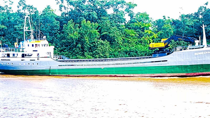 Barco no rio de Essequibo fotografia editorial. Imagem de escorado ...